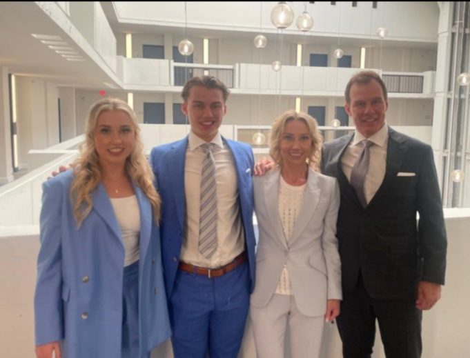 Connor Bedard répond aux rumeurs sur Corey Perry et sa mère - Fan de Hockey