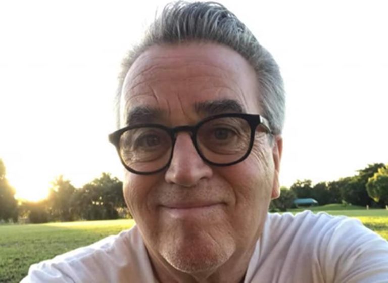 Un journaliste sort et annonce qu'il est atteint d'un cancer de stade 4 ...